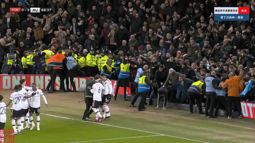 球迷太疯狂!英联杯拉什福德一条龙破门,球迷庆祝压倒广告牌!
