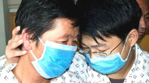 慈母捐肾救子 手术顺利完成