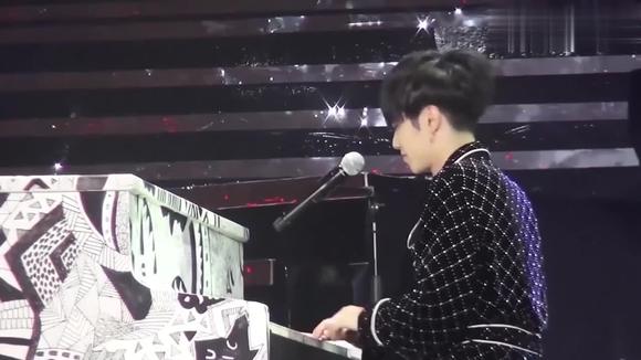 演唱会现场,华晨宇为了哄粉丝,把这首歌弹奏出了4种版本!