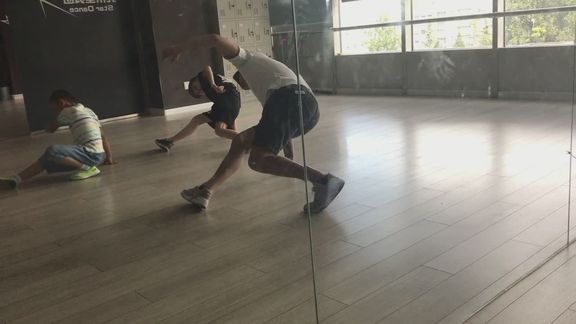 星舞团少儿街舞练习中,地板动作看着很帅,练起来没那么简单