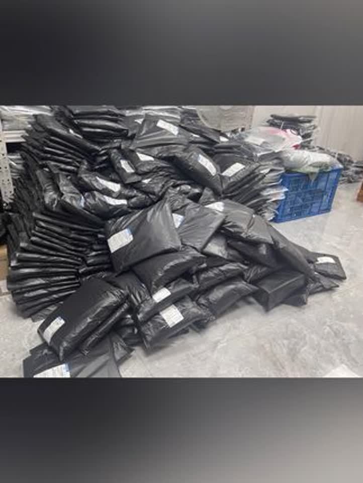 ...只有工作#努力的服装人 #生活不会辜负每一个努力的人 #电商发货 ...