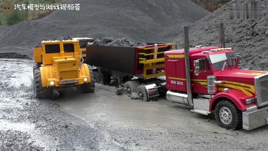 模型——巨型拖头不小心陷进泥坑了,矿山卡车赶来拖车