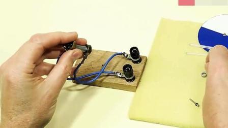 电池跟轴承连在一块等于马达,谁知道这是什么原理