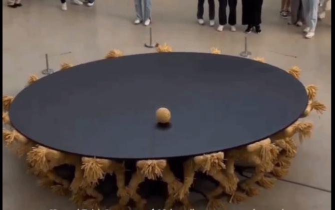 韩国首尔国立现代和当代艺术博物馆展出的圆桌会议。圆桌会议由18个...