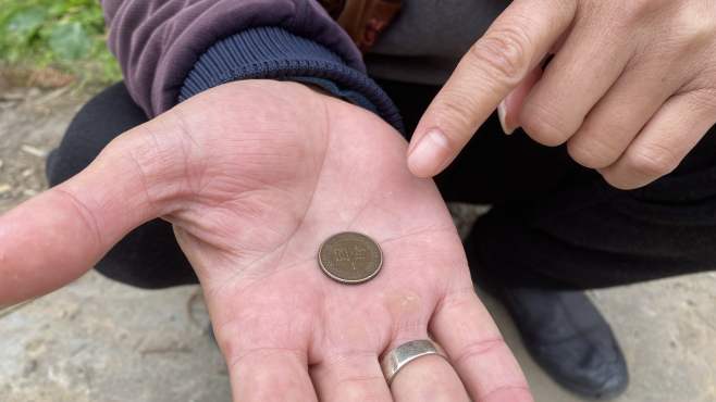 奶奶收藏了一枚一元硬币,60岁的人都没见过,看看如今能值多少钱