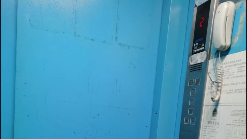 被困电梯时,如何自救…