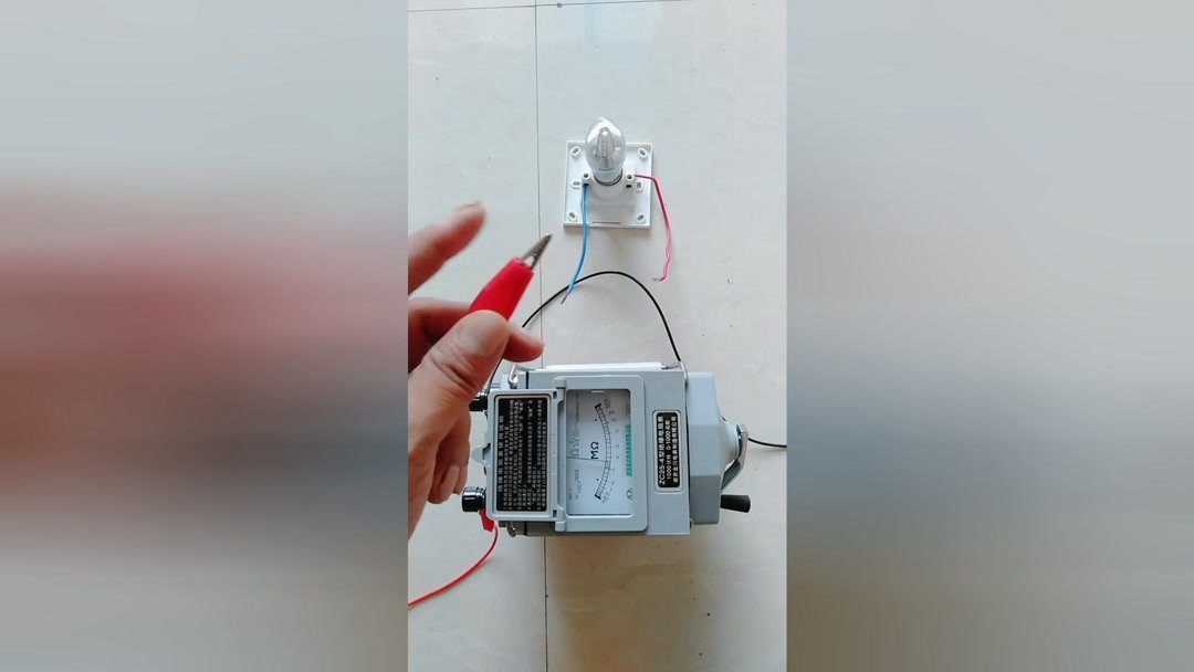 使用摇表一定要小心,否则可能会被它电到#电工