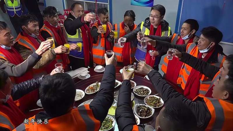 就地过年!武汉一建设工地工友包饺子过小年