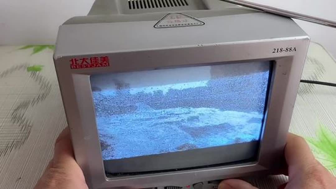 13年前的5寸黑白电视机,打开后居然能收到模拟信号,谁说淘汰了