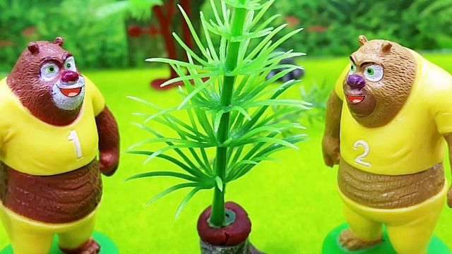 熊大和熊二为了保护森林环境种植小树苗,小伙伴都来帮忙
