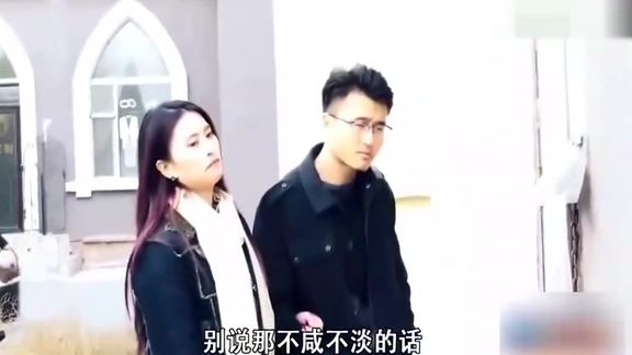 土豪装穷扮乞丐街边乞讨,晚上10点十倍奉还