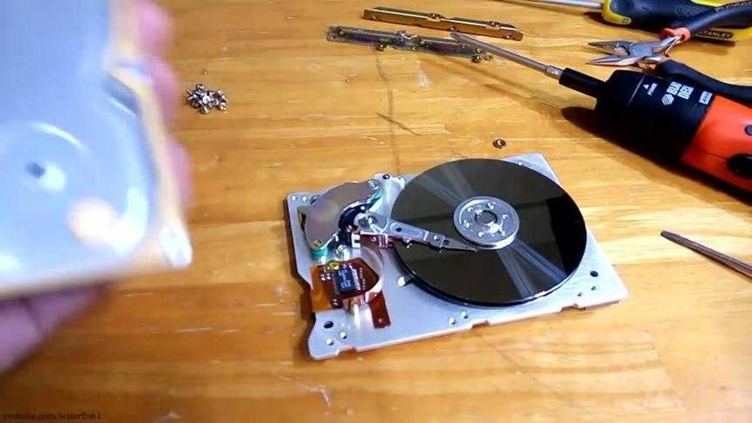 拆解一个22年前生产的硬盘,从上面取下了钕磁铁