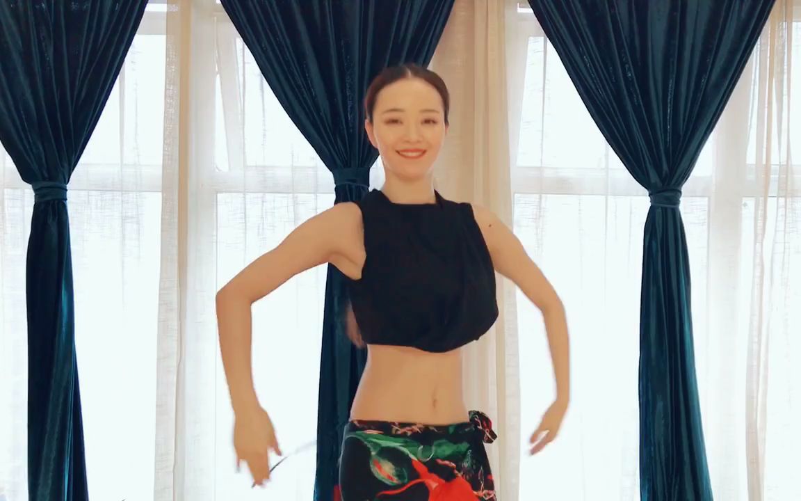 向你走来的肚皮舞娘～让人看着不自觉的就上扬了嘴角～
