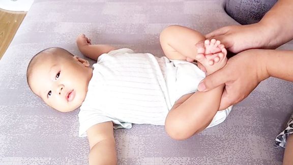 一直给宝宝穿袜子吗?将会错过最可爱的时光,很多人一辈子没见过