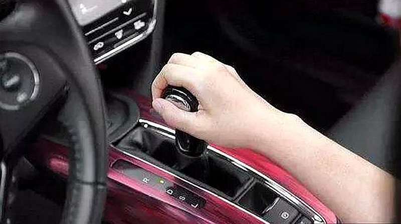 为什么新手买车最好选择手动挡?看完这些你就明白了,省油又安全