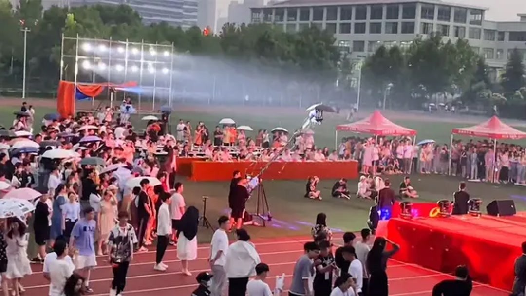 师道尊严!大学毕业晚会突降大雨 老师无人离席 雨中坚持观看表演