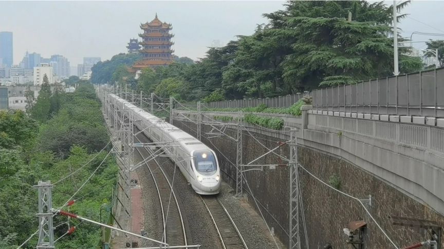 湖北武汉,实拍动车经过武汉长江大桥的瞬间,这画面太震撼了