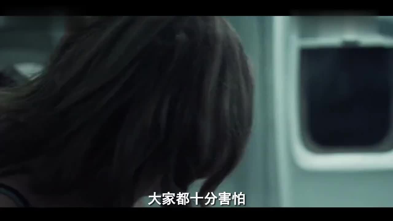 大妈在飞机上吃了份沙拉,刚吃完就吐了,呕吐物里还都是虫子
