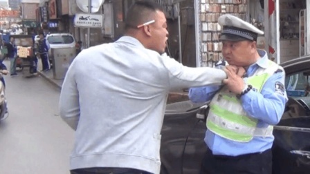 电动车闯红灯撞上小轿车,要求交警判汽车责任,交警怼回去了!