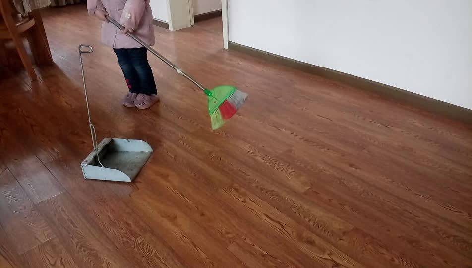 这是扫地吗?怎么又跟撮箕怼上了