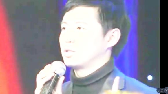 小伙模仿杨坤和张宇唱歌,模仿张宇时动作搞笑逗乐全场,唱的不错