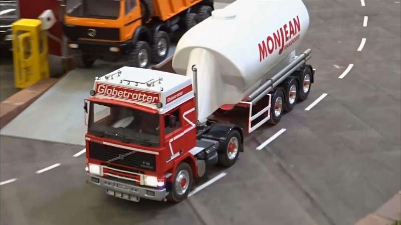 RC卡车模型正在忙碌地运输中