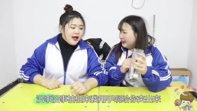 橡皮掉进水杯,俩学霸用物理原理取不出,学渣的做法太帅