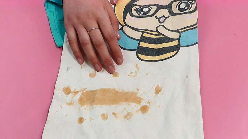 白色衣服发黄别再用漂白剂了!用这种水泡一泡,轻轻一搓洁白如新