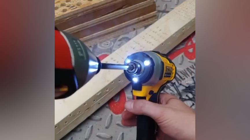 两台电钻正面较量 #电动工具 #电钻 #pk #钻头 #测试