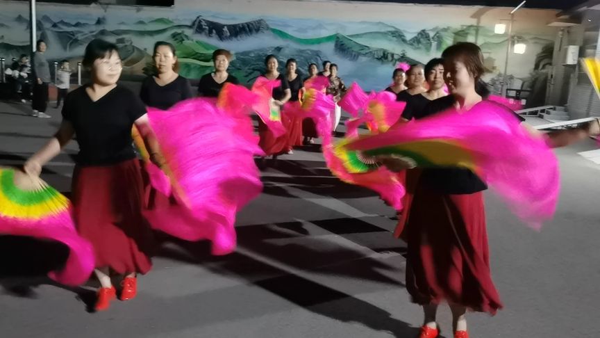 徐老师号召力就是大,秧歌队两列纵队很快变成四列纵队了!