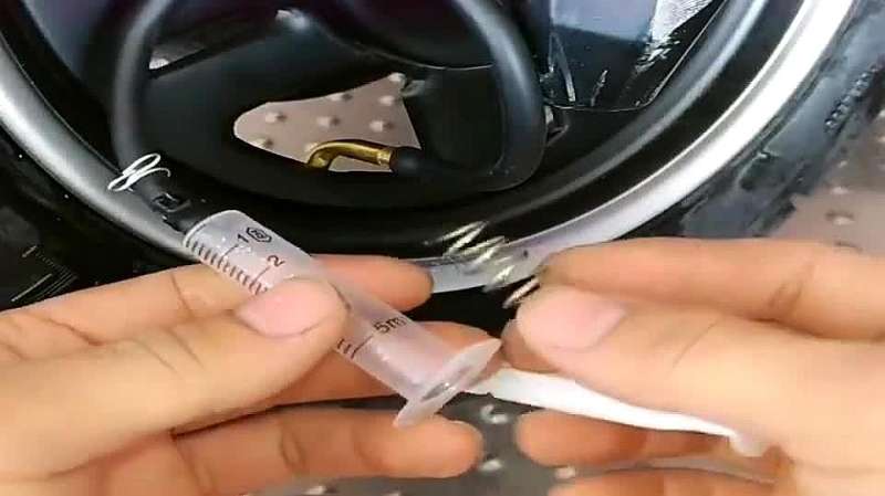 别看这个打气筒小,河南小伙用它给汽车轮胎打气,还是很方便的!