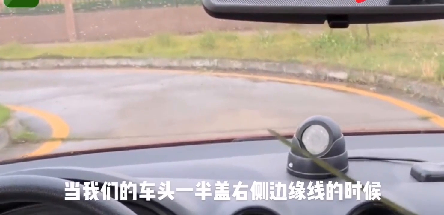 科目二s弯曲线行驶操作,教你一个笨方法,考试再也不凭感觉!