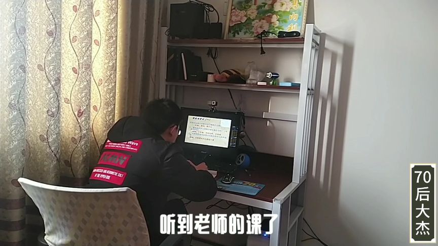 今天儿子学校,老师开始上课了老师和学生还可以互动,儿子很高兴