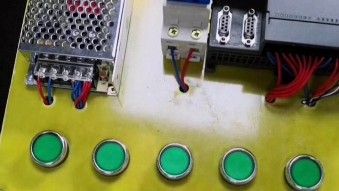 [plc闭环控制]开关 传感器 步进驱动器 步进电机 编码器都已经准备好了...