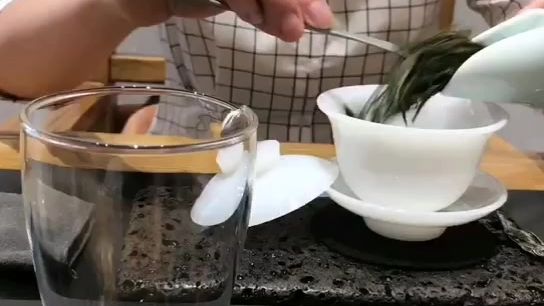 绿茶含有丰富的儿茶素,单宁酸和维生素C,它们有很强的抗氧化功能。...