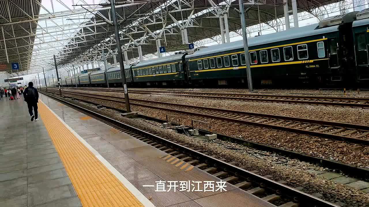 实拍K424次列车,与湖北江之隔江西九江火车站,人车站人挺多