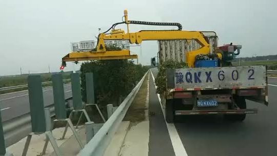 #绿篱修剪 #高速绿化修剪