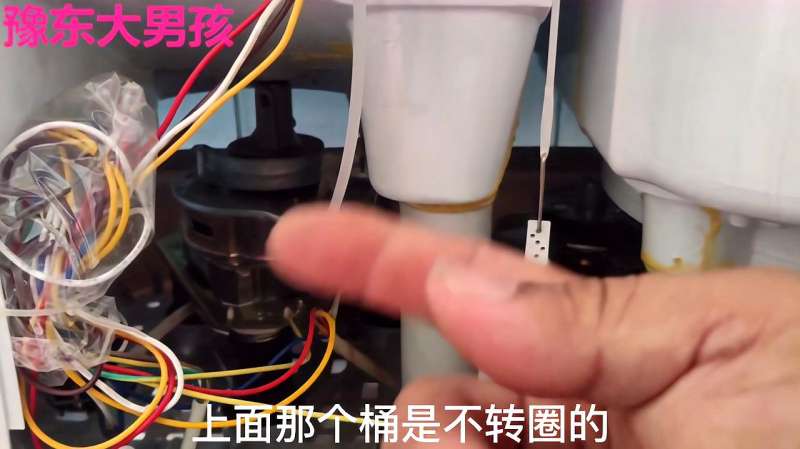 洗衣机不脱水,师傅听一下就知道问题在那。最后美女户主却害羞了