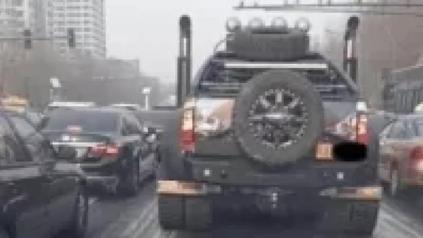 路上偶遇福特F650,六轮着地,高度堪比公交车,气场胜过装甲车!