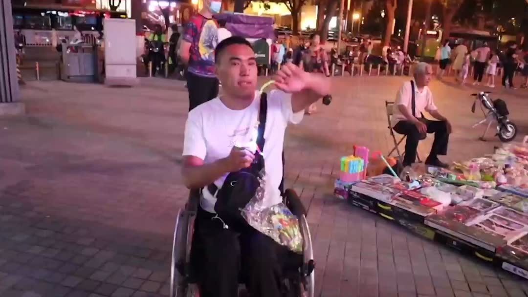 残疾退伍军人坐轮椅摆摊12年,感叹:以前像打游击,现在政策好了