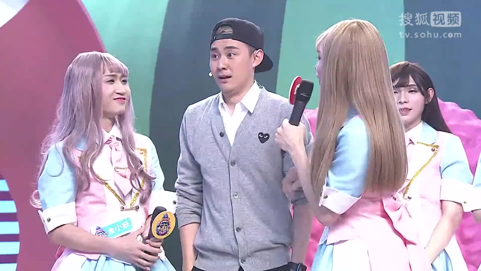 伪娘团被爆涉黄大怒 秀钢管舞惊呆现场