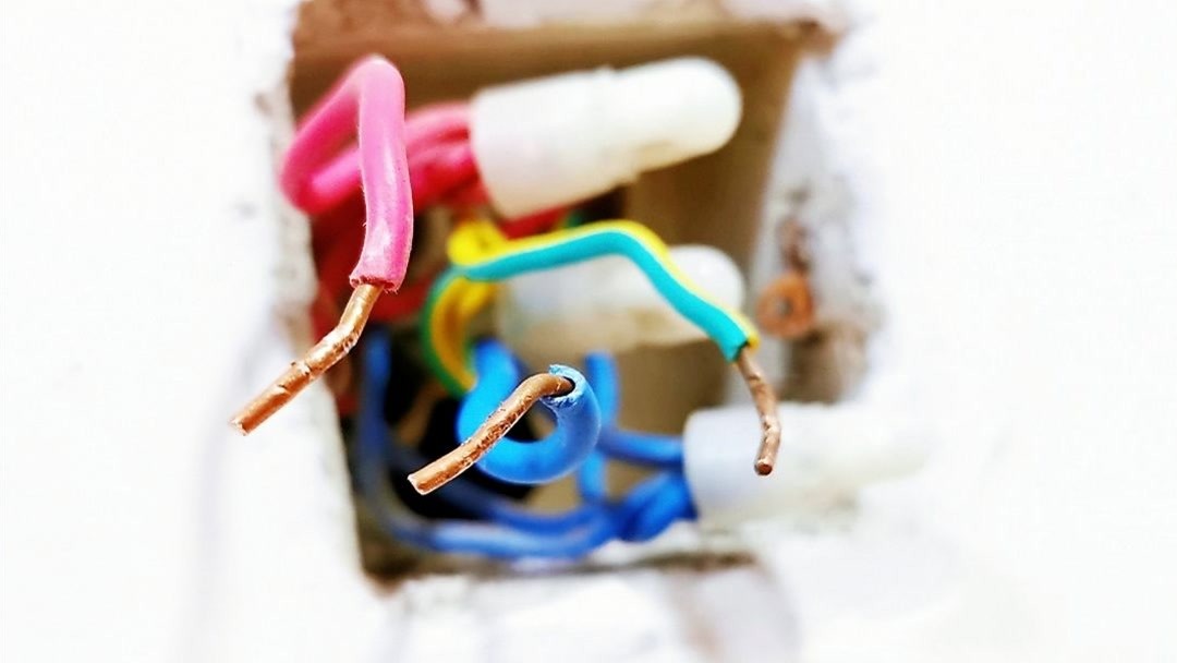 火线和零线之间的绝缘电阻是0,就算是老电工来了,也没办法维修