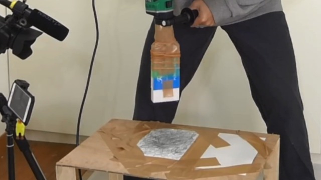 把橡皮擦绑电钻上擦铅笔痕,几秒就跟擦干净,网友:这有多懒