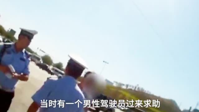 妻子横躺在后排不系安全带,丈夫觉得不安全,找交警来说服妻子