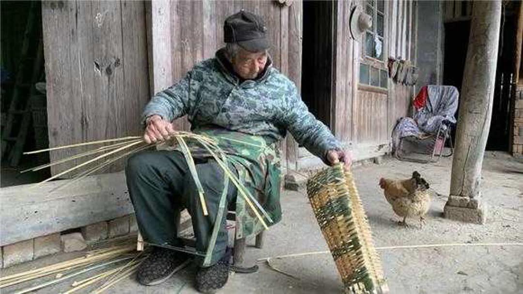 请村里80多爷爷编撮箕,收我20块一担,年纪人都不愿学了