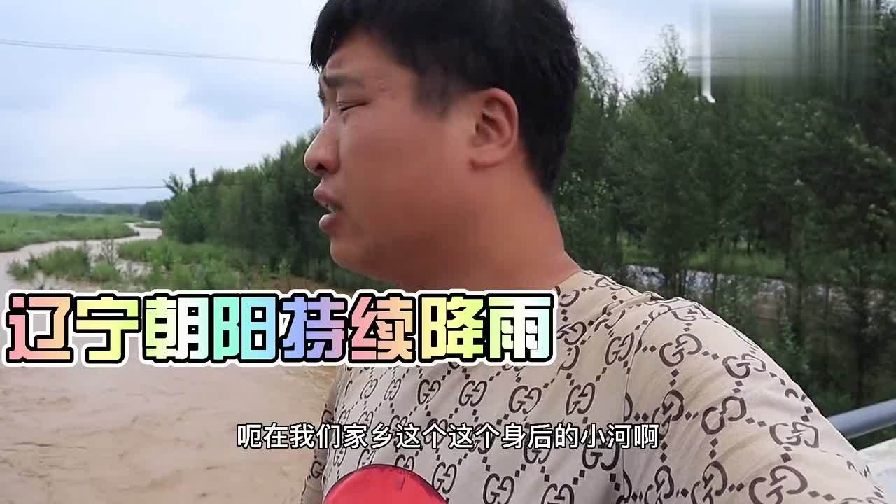 大雨引发山洪淹没路面,开车胆小根本不敢过,可别下雨了