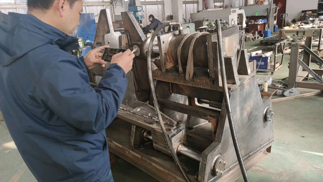 大型螺旋叶片成型机调试完成,客户亲临现场见证调试过程。