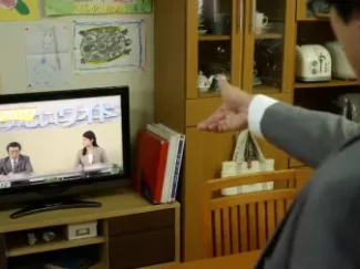 小伙看到电视上再播奥特曼,抓起一支笔,砸向了电视机