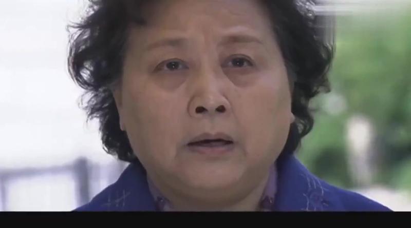 后妈不在家胖女孩来例假床单上有血竟然直接拿开水洗床单!