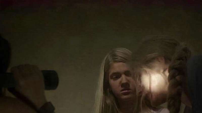 妈妈让女儿把衣服当止血绷带,女儿说自己的衣服是刚买的